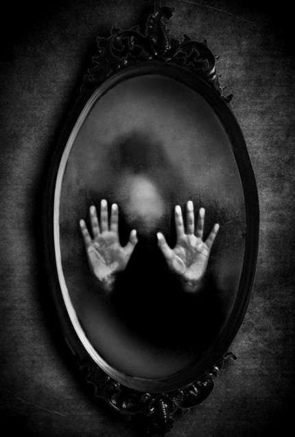 Short Horror Story: Left Handed Or Right? – The World of Abigail Rose